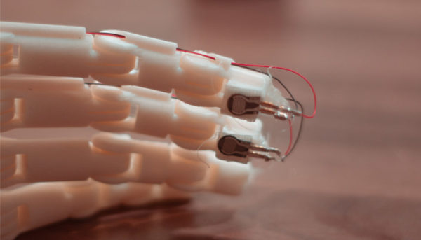 Une prothèse imprimée en 3D low-cost avec retour tactile - 3Dnatives