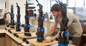 Moveo, le robot imprimé en 3D pour former les ingénieurs - 3Dnatives