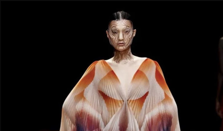 Iris van Herpen, la styliste de l'impression 3D, présente sa collection ...